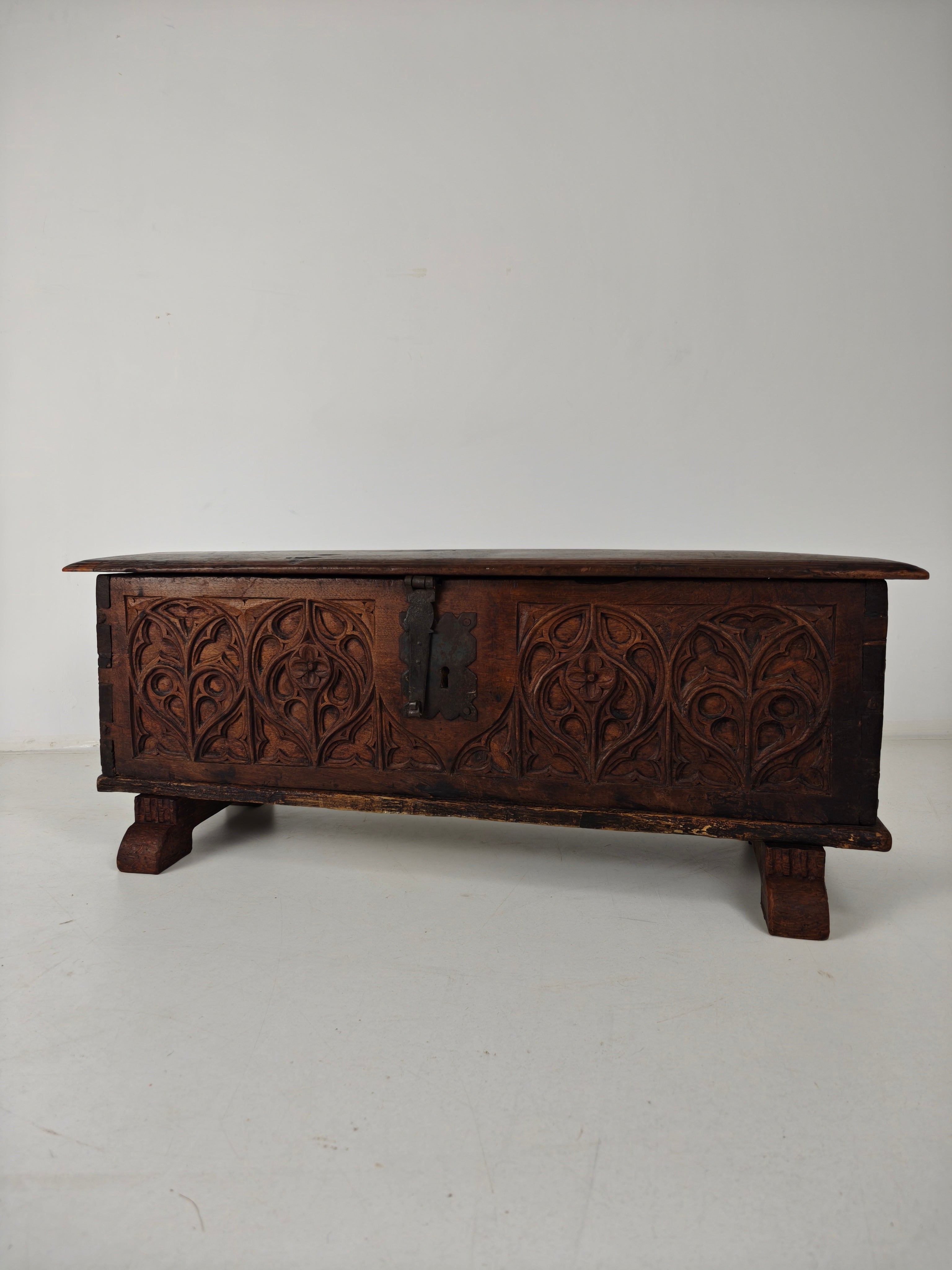 Gothic Spanish Chest – 16th late/17th early Century – bridgeman-antiques-nl