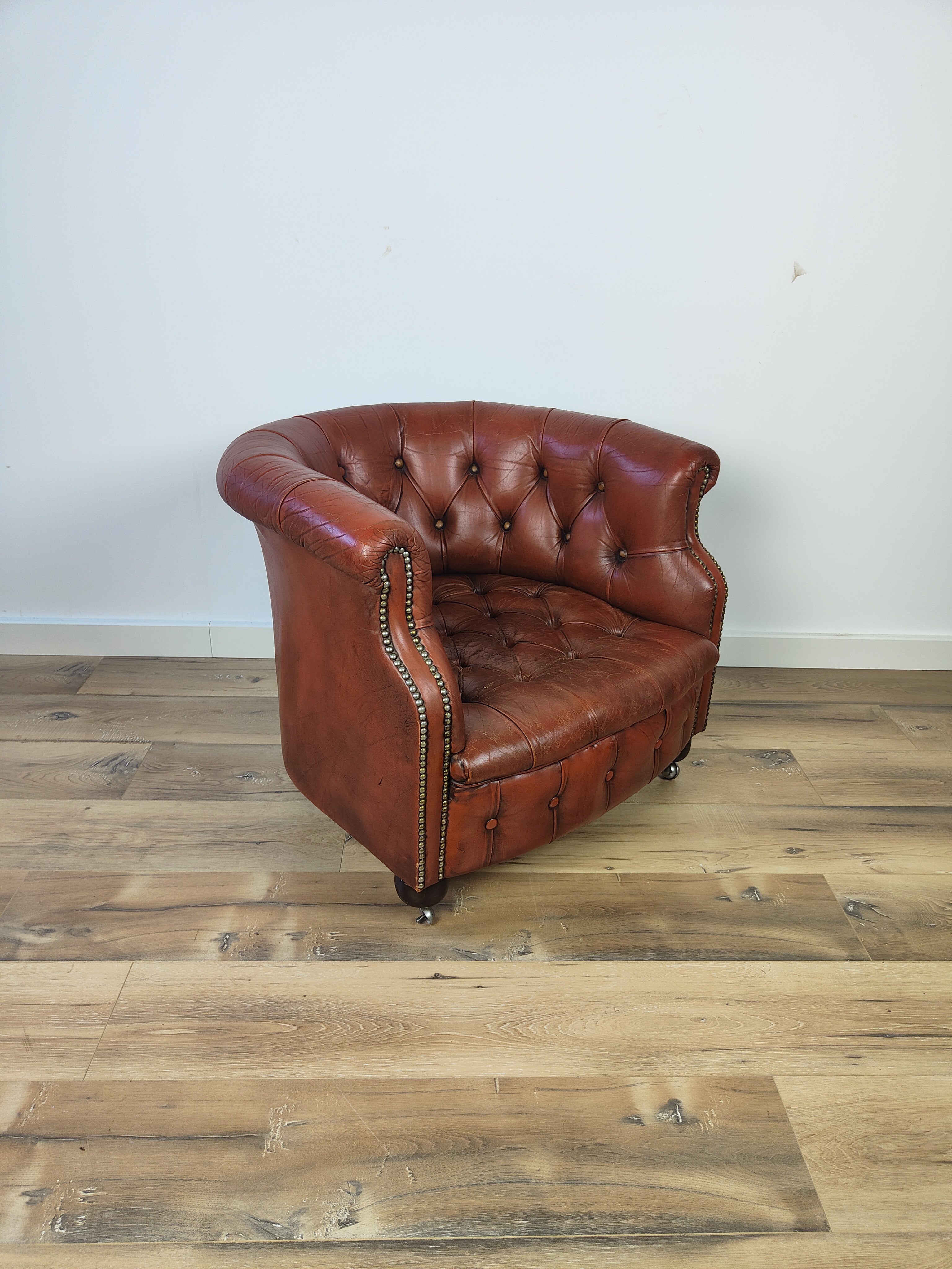 Small Chesterfield Leather Armchair – bridgeman-antiques-nl